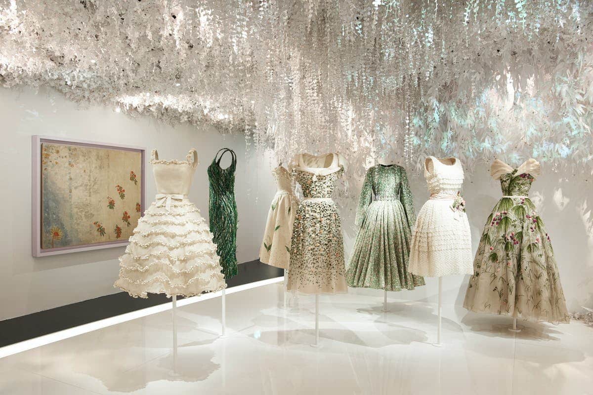 1587726790872220-CHRISTIAN-DIOR_-DESIGNER-OF-DREAMS_SCENOGRAPHY-22 ...